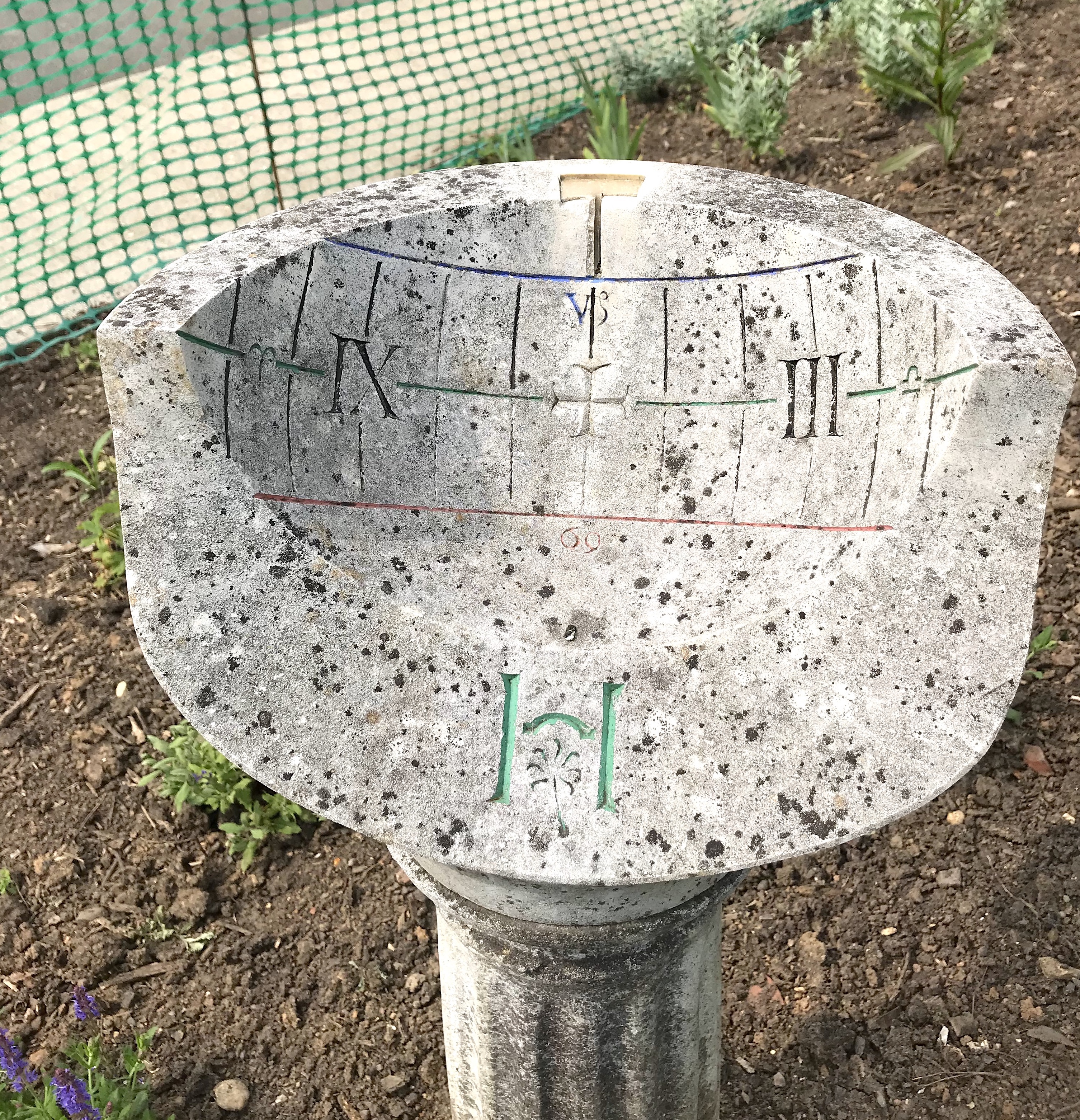 HORNIMAN MUSEUM . LONDON . ROMAN SUNDIAL – GAUDIUM SUB SOLE: Scratch ...