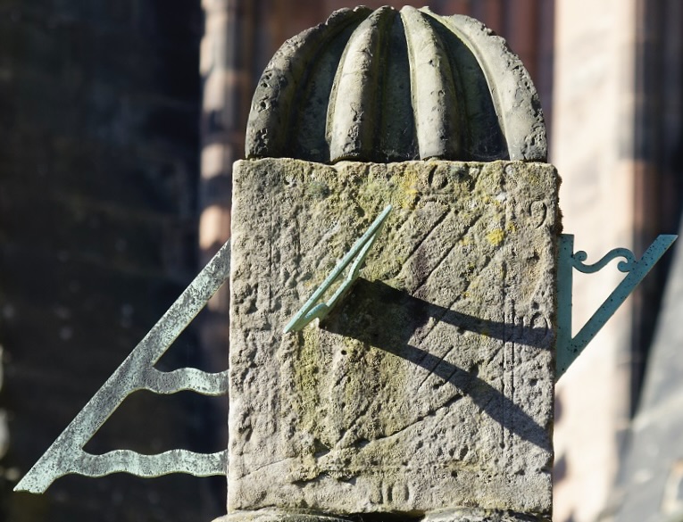 LICHFIELD CATHEDRAL . STAFFS – C17 / C18 Cube Dial on a Column ...