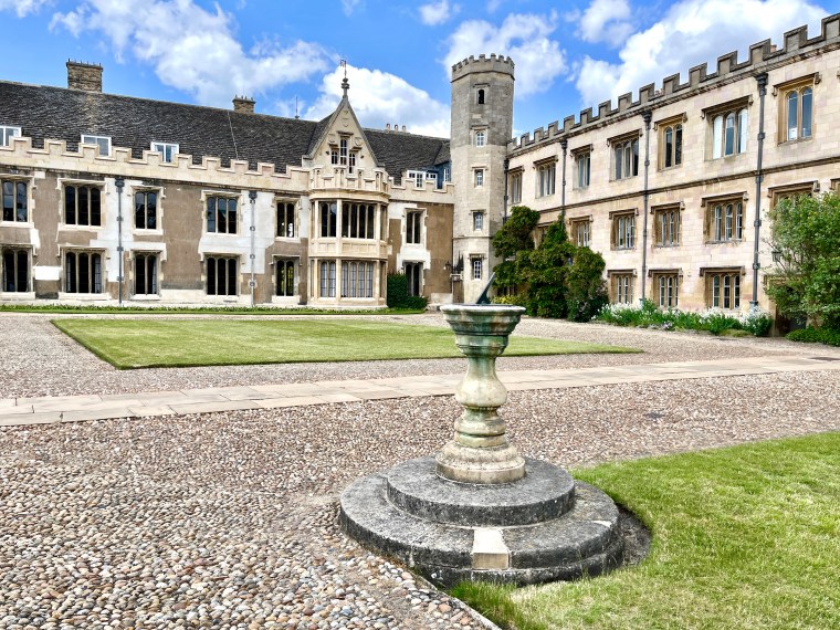 TRINITY COLLEGE CAMBRIDGE . HORIZONTAL SUNDIAL – GAUDIUM SUB SOLE ...