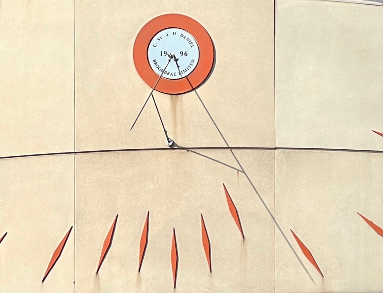 Modern Sundial Design – GAUDIUM SUB SOLE: Scratch Dials & Sundials ...