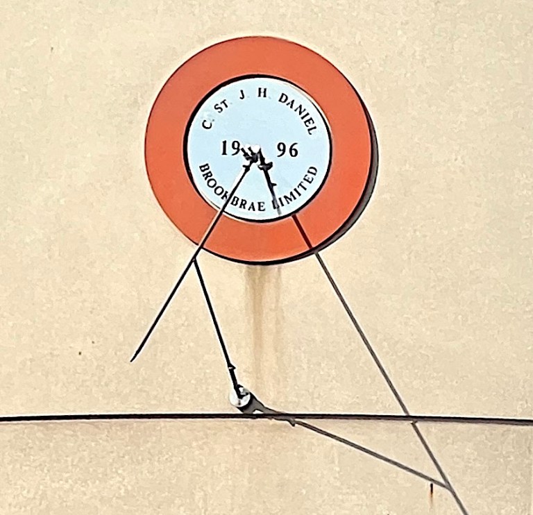 Sundial on Commercial Premises – GAUDIUM SUB SOLE: Scratch Dials ...